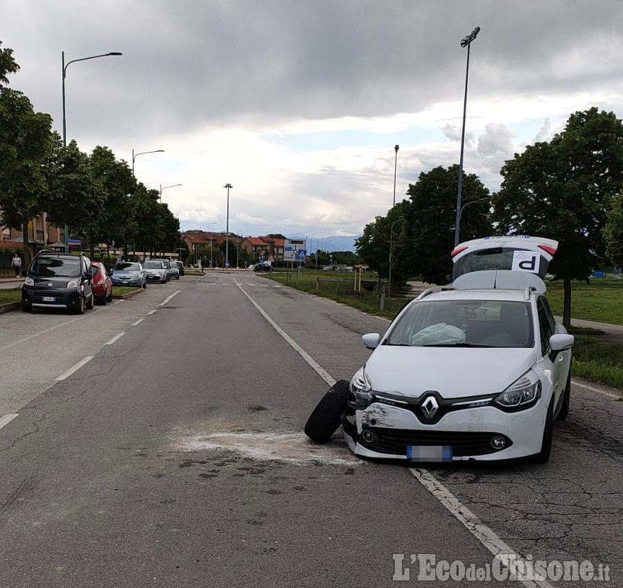 Volvera: auto contro furgone, due feriti lievi in viale Europa Unita ... Volvera: auto contro furgone, due feriti lievi in viale Europa Unita ...
